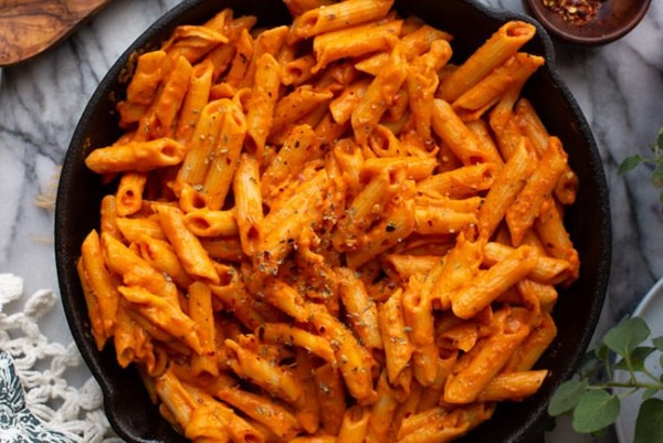 Velvety Garlic & Roasted Red Pepper Pasta - A Saucy Kitchen